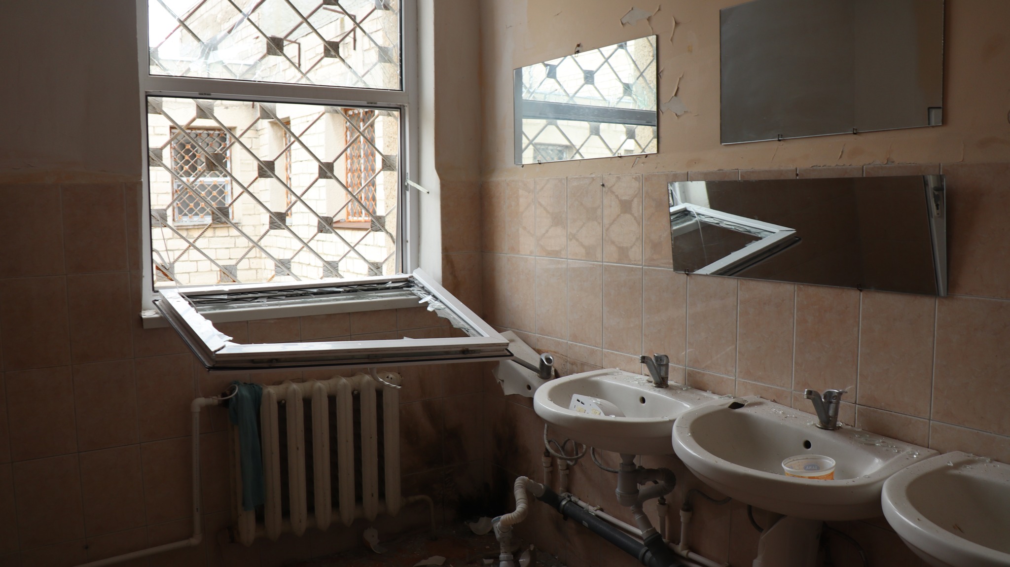 FOTO Saloane deteriorate, geamuri sparte, pacienți bruscați ...