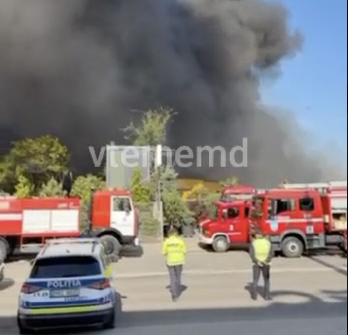 Incendiu la un depozit cu tractoare și cantități mari de ulei din ...